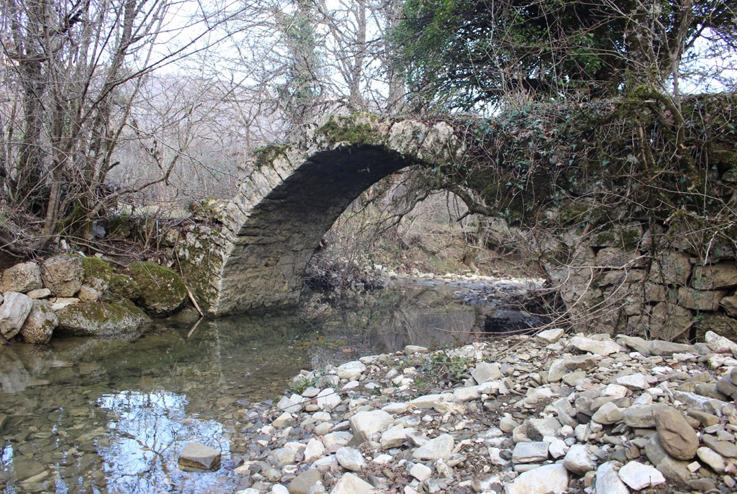 ΑΝΑΚΑΛΥΦΘΗΚΕ «ΝΕΟ» ΠΕΤΡΙΝΟ ΓΕΦΥΡΙ στο Πωγώνι!!! Ήταν «χαμένο» μέσα στην ...