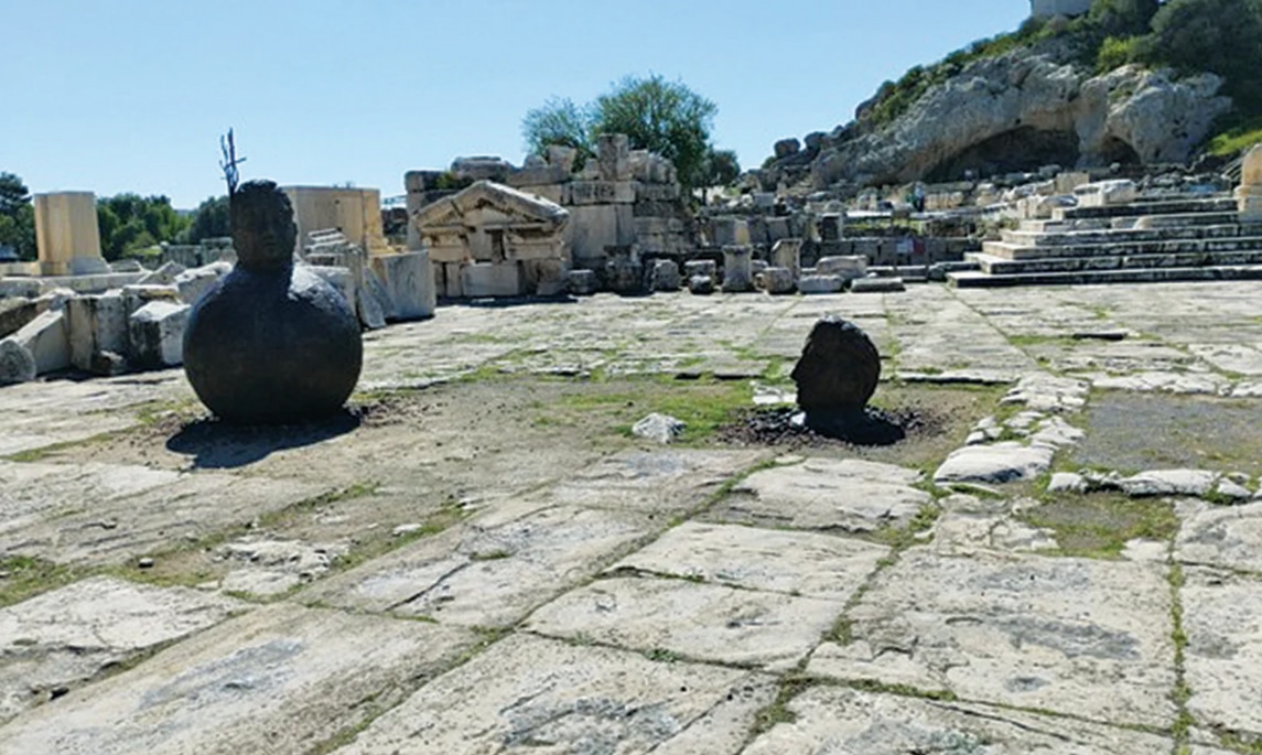 «Σκουριές σε τσιμεντένια τελάρα» στο ιερό των ιερών: Εντός του αρχαίου ...