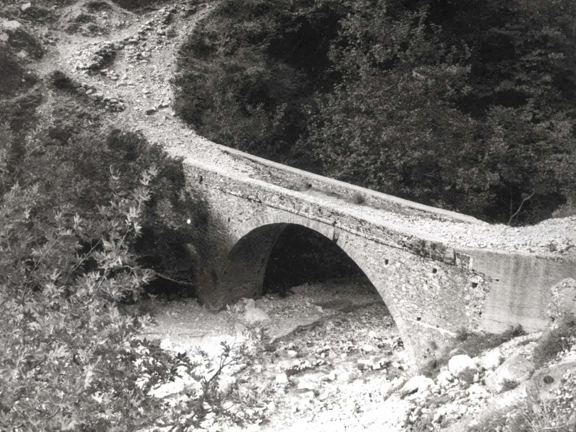 Σοβαρή ζημιά στο πετρογέφυρο της Κοφερίτας στους Μελισσουργους Άρτας ...