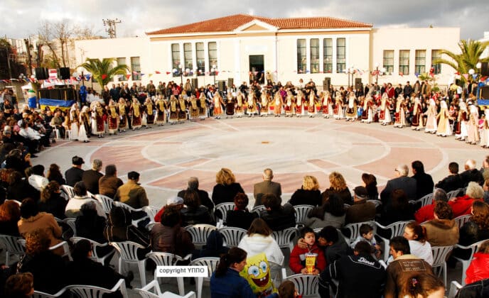 Ο γυναικείος χορός «βάλε» στον Ασπρόπυργο Αττικής, στην Άυλη ...